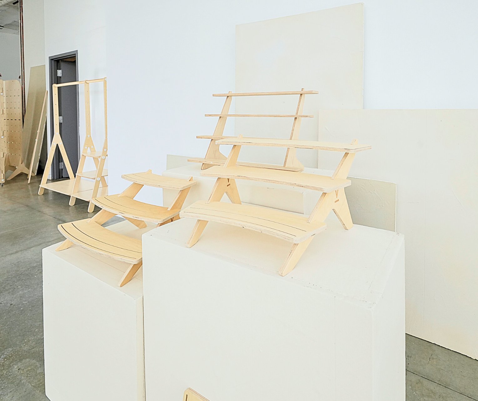 Table Stands – Vertical Ledge